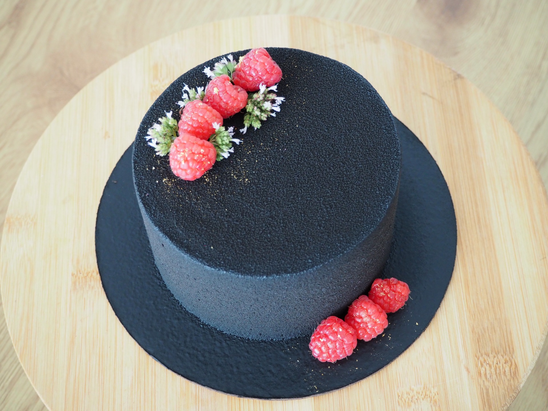 Černý velvet dort s bílým krémem a křupavými kousky :: od Lenči