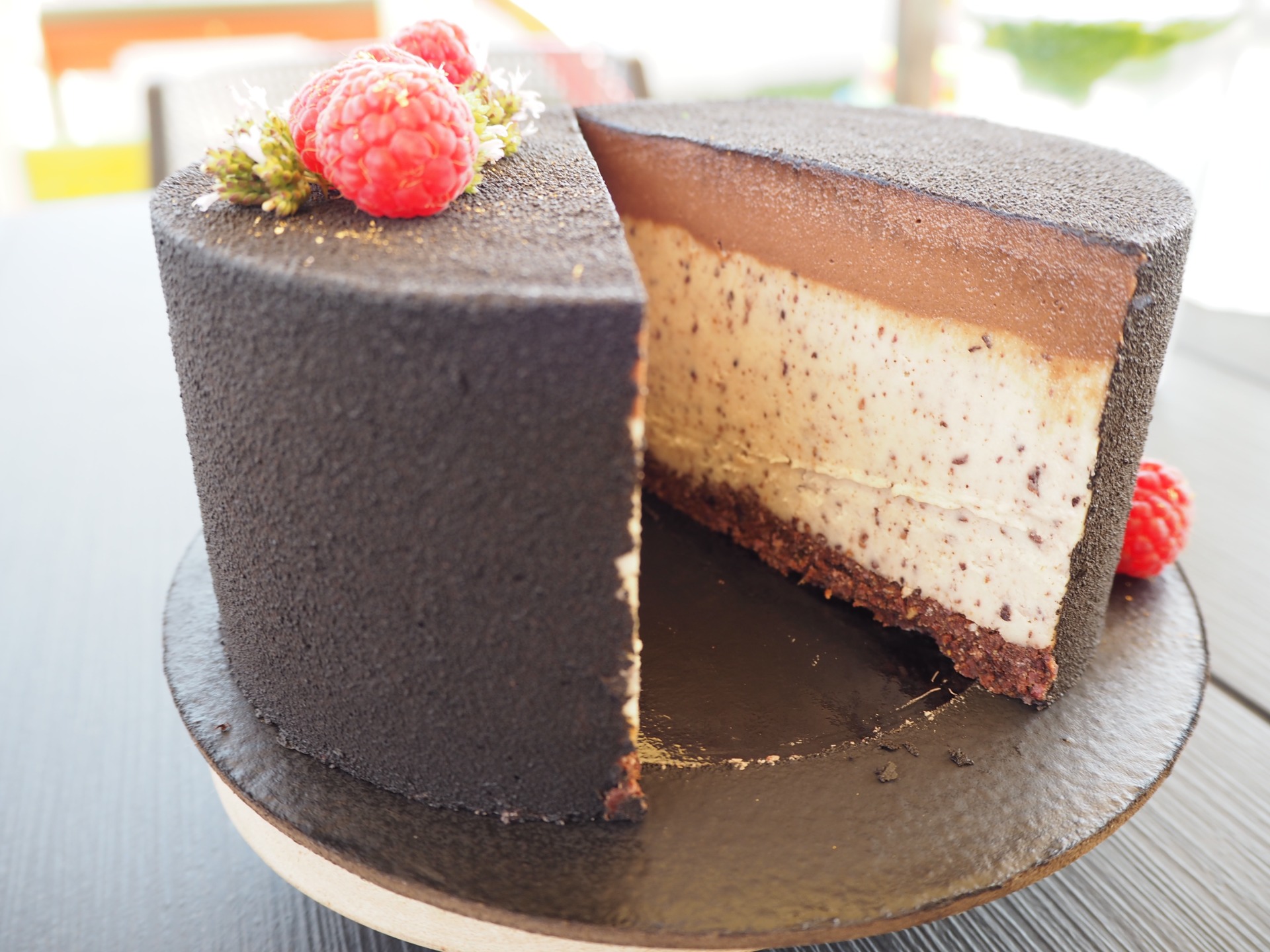 Černý velvet dort s bílým krémem a křupavými kousky :: od Lenči